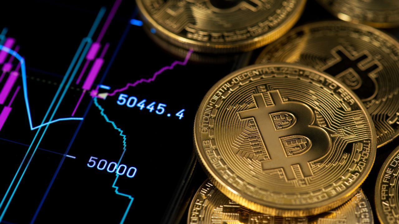 Bitcoin dispara e encosta em máxima histórica. Qual é o motivo da alta ...
